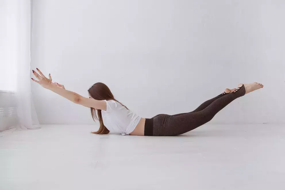 Cvik superman zpevní zadeček a posílí svaly kolem páteře. Vypadá vesele ...