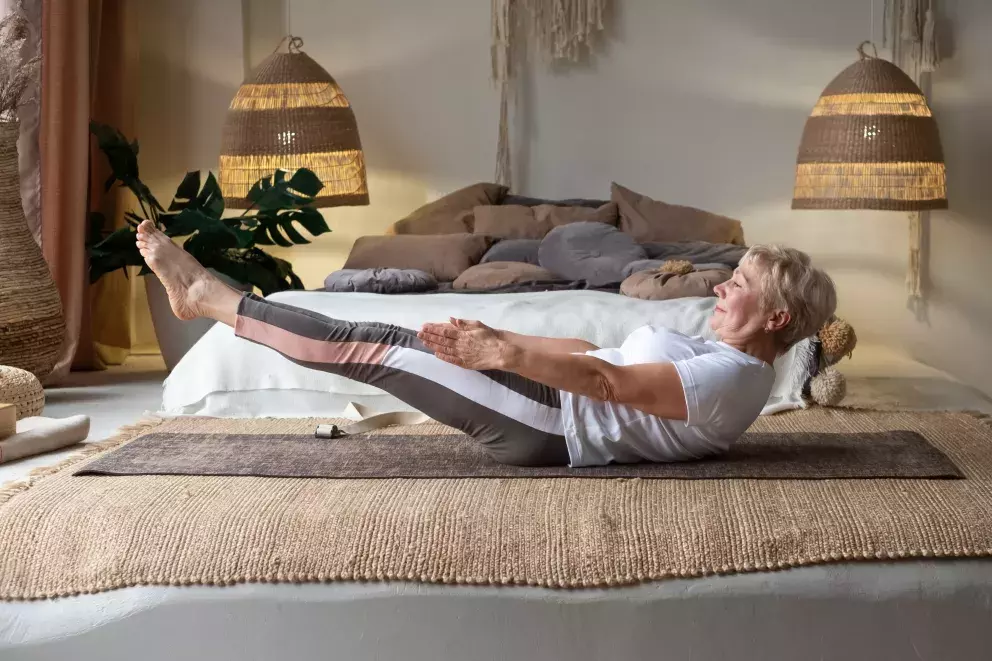 Cvik loďka je skvělá cesta k pevnému břichu a zdravým bedrům. Zabírat u ...